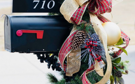 Greet your guests with these Christmas mailbox decor ideas