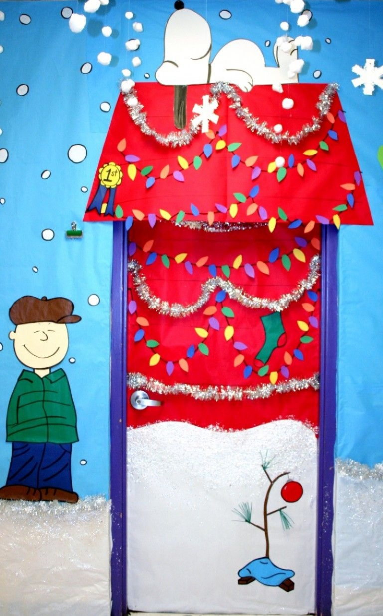 Cute and easy Christmas door decorations for school - archziner.com