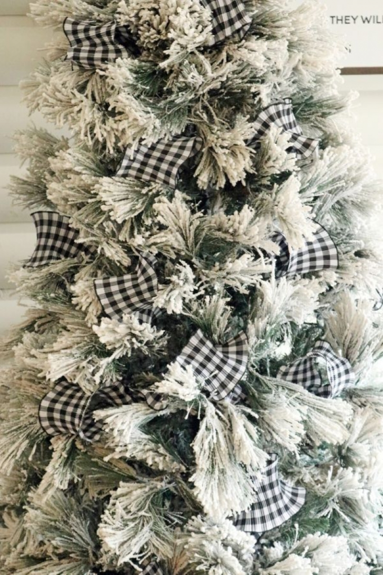 How to put ribbon on a Christmas tree - easy tutorials and ideas